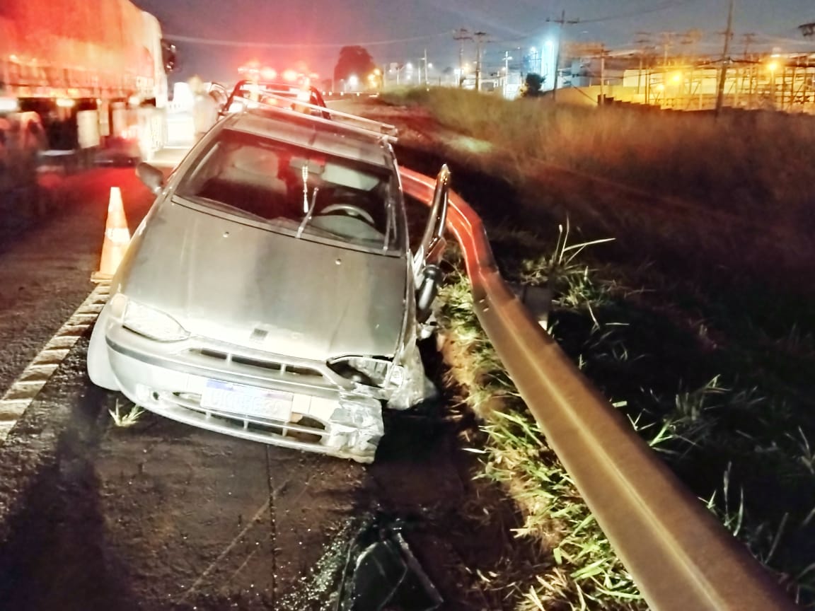 Veículo colide contra guard rail na Rodovia SP 304 e provoca trânsito ...